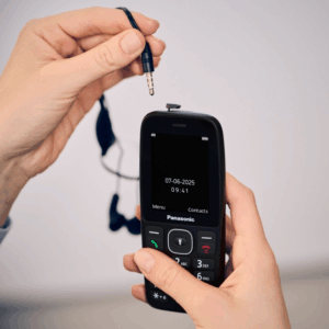 スマホ疲れに終止符？コンパクトスマホの決定版！『パナソニックKX-TF400』が提案する「繋がらない自由」という新しい選択肢 | ONAガジェBLOG